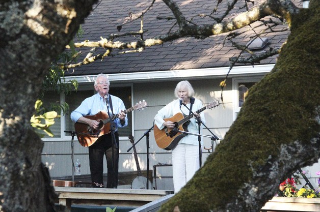 Auburn residents host free concert featuring folk duo Reilly and ...